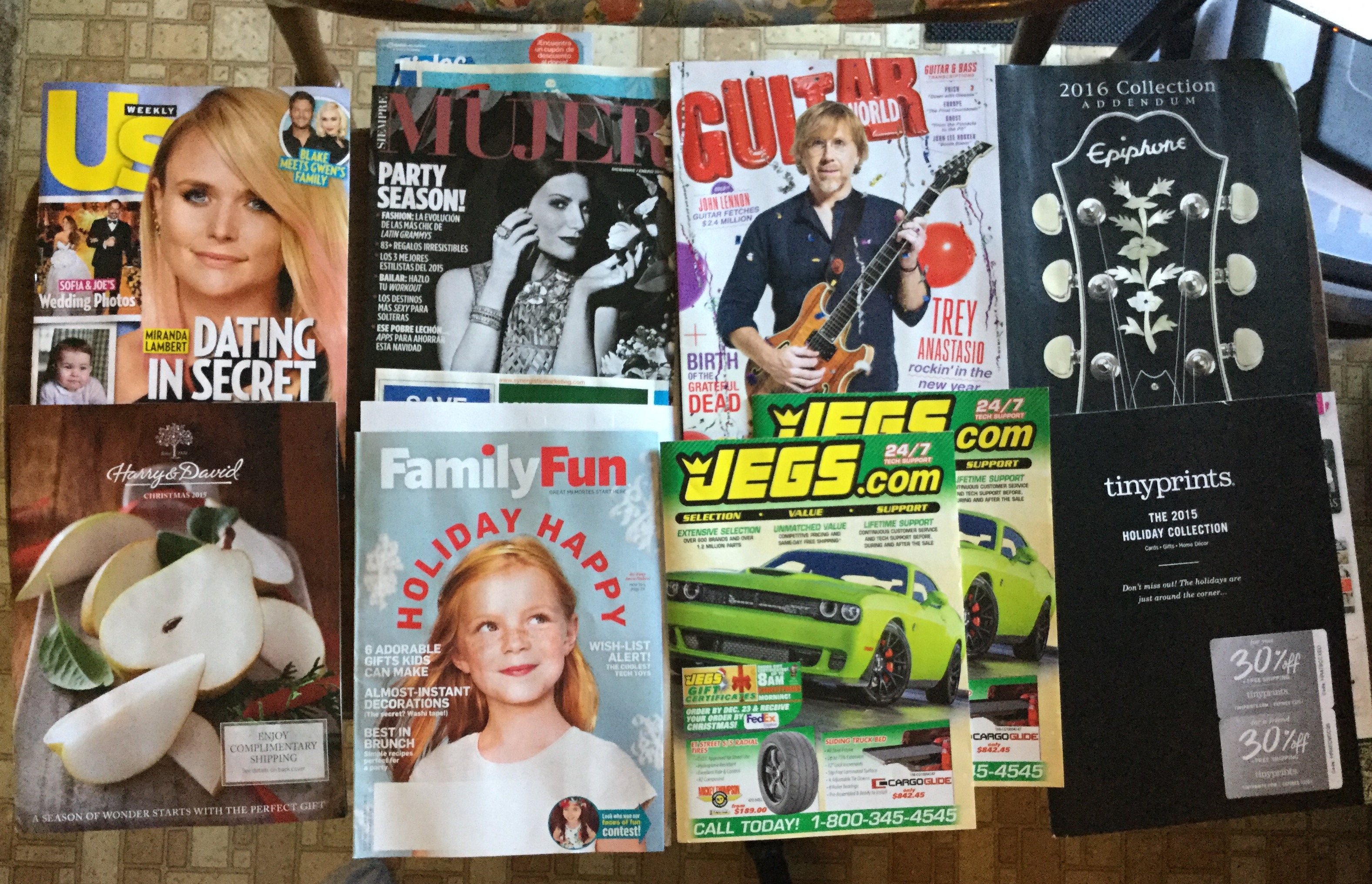 🎒 US Weekly 👗 MUJAR 🎸 Guitar World 🍏 Harry & David Christmas 🎄 Family ...